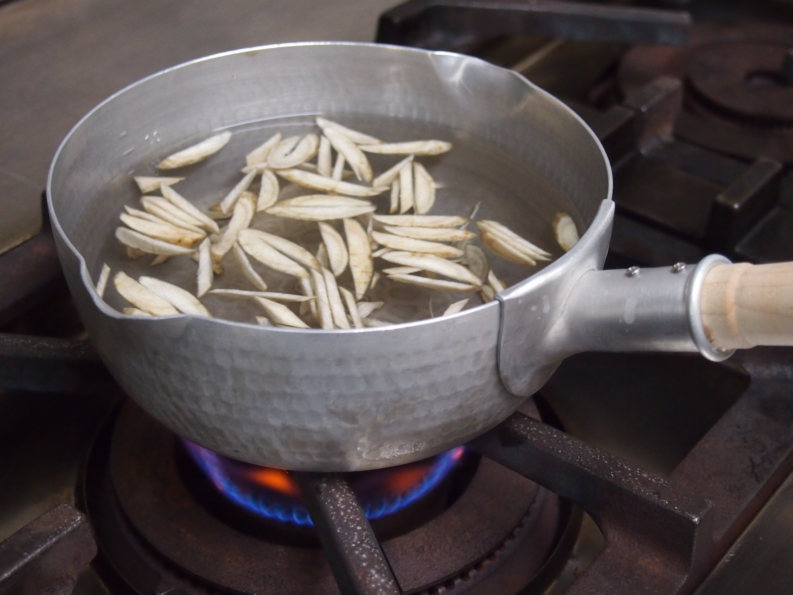 ごぼうの下処理｜介護食とカラダのコラム＆レシピ｜食事の相談窓口サイト【ごはんde笑顔そして健康】